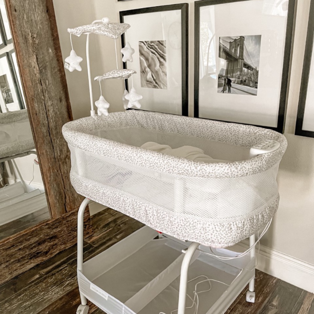 SmartSleep Auto Glide Bassinet with Bluetooth - Delta Children